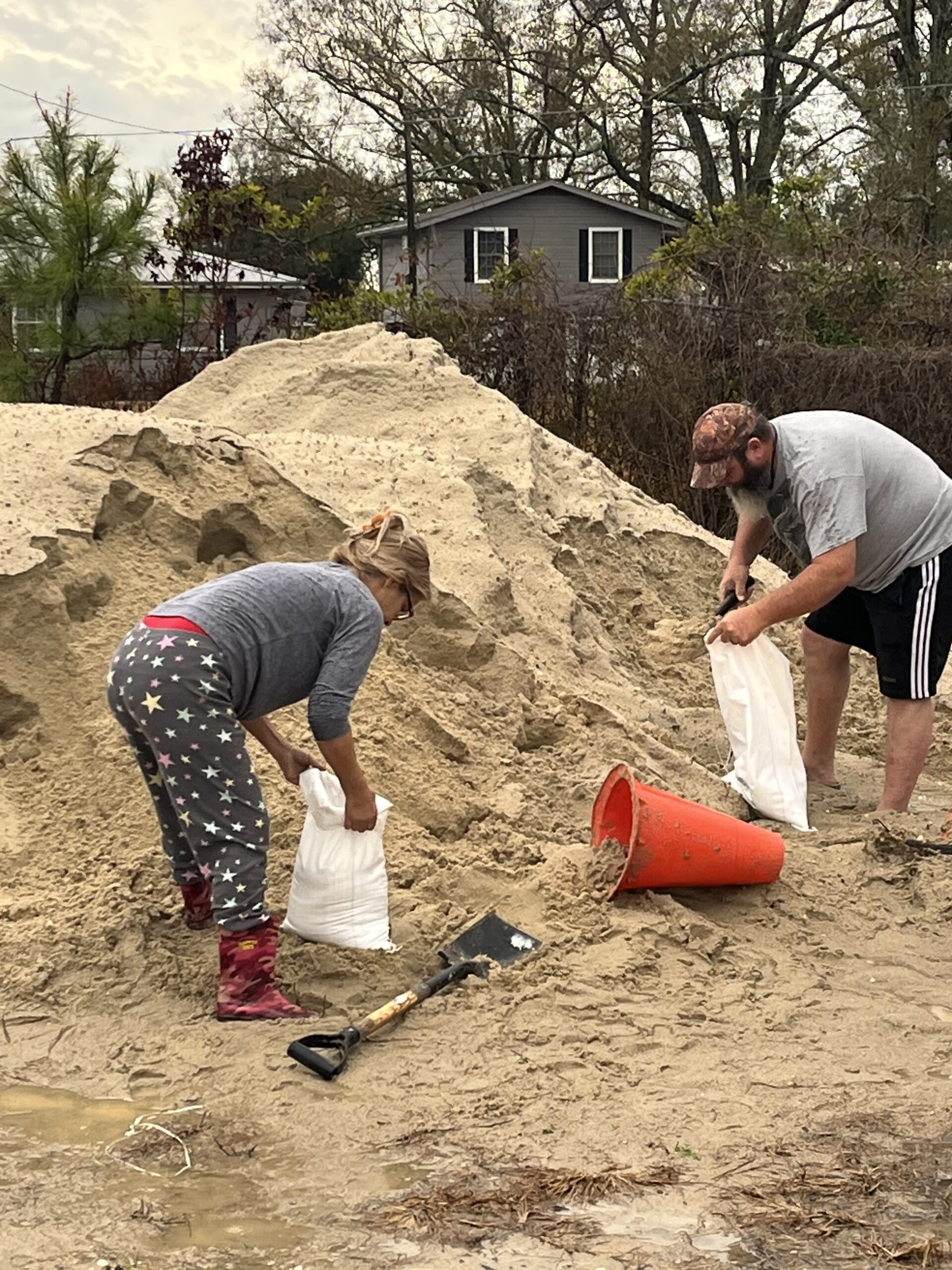 PHOTO GALLERY: Residents load bags of sand as rainfall drips around ...